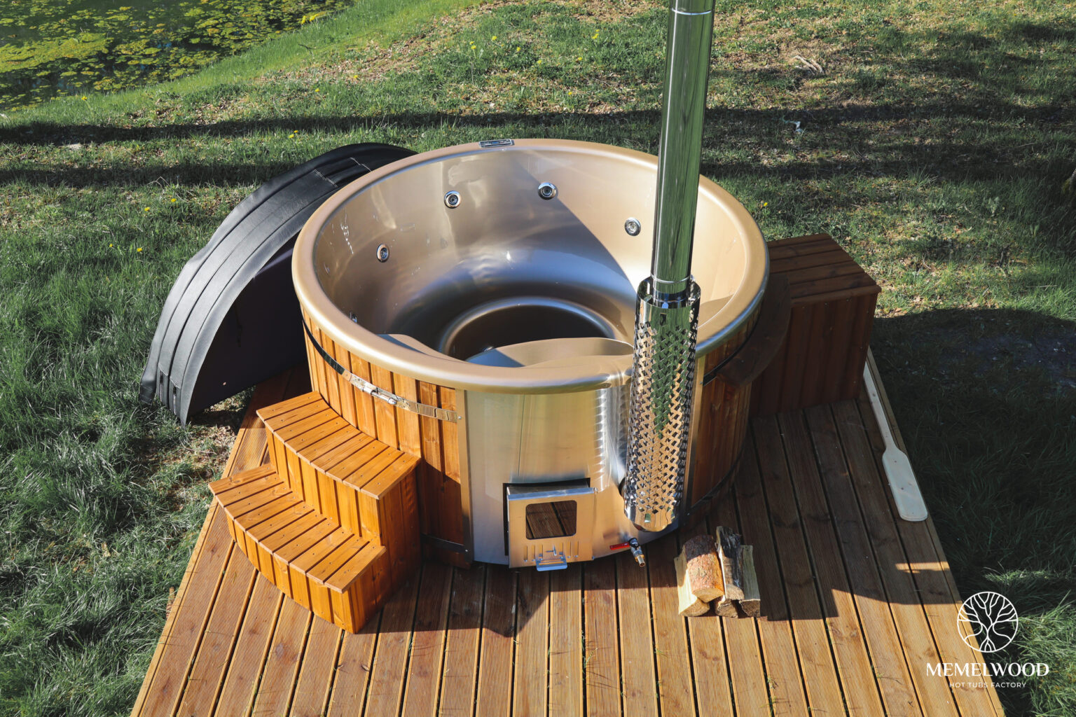 Acrylic round hot tub with integrated heater